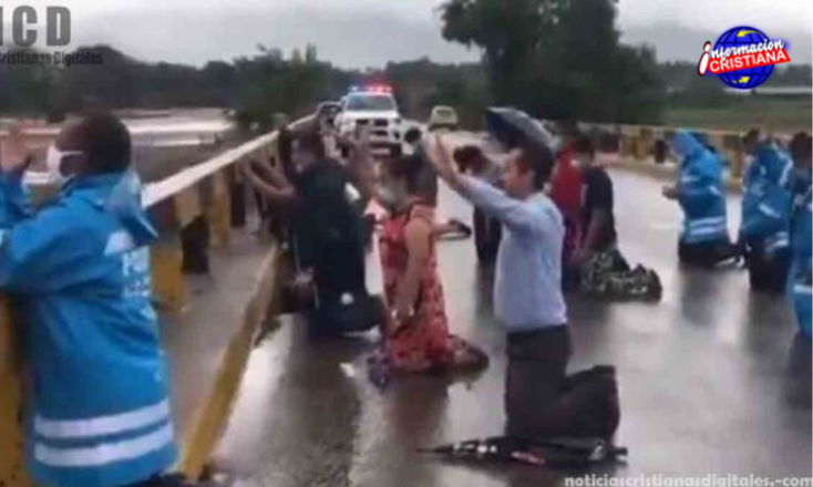 Personas se arrodillan para clamar a Dios por Honduras - Información ...